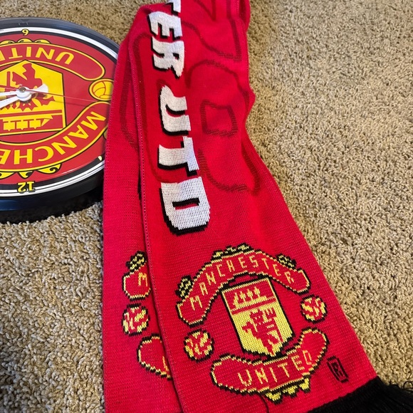 Manchester United | Wall Decor | Manchester United Scarf And Wall Clock ...
